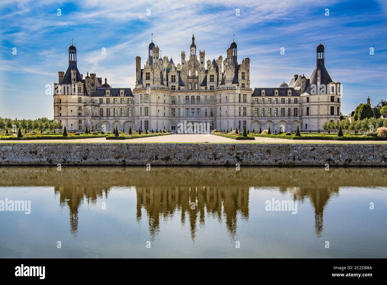 Beautiful gardens surrounding castle hi-res stock photography and ...