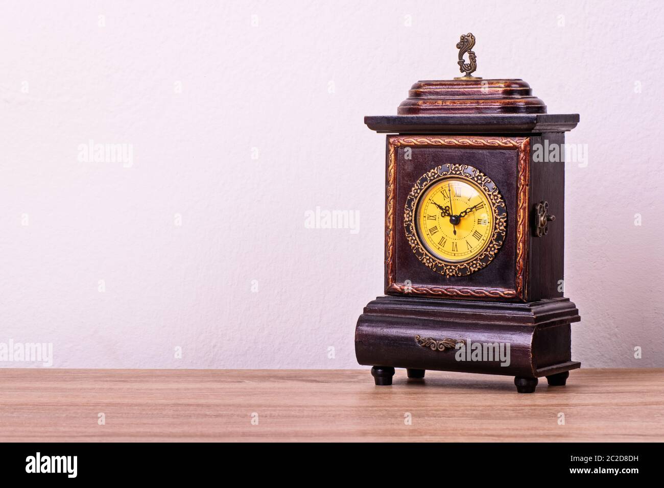 Antique table clocks hi-res stock photography and images - Alamy