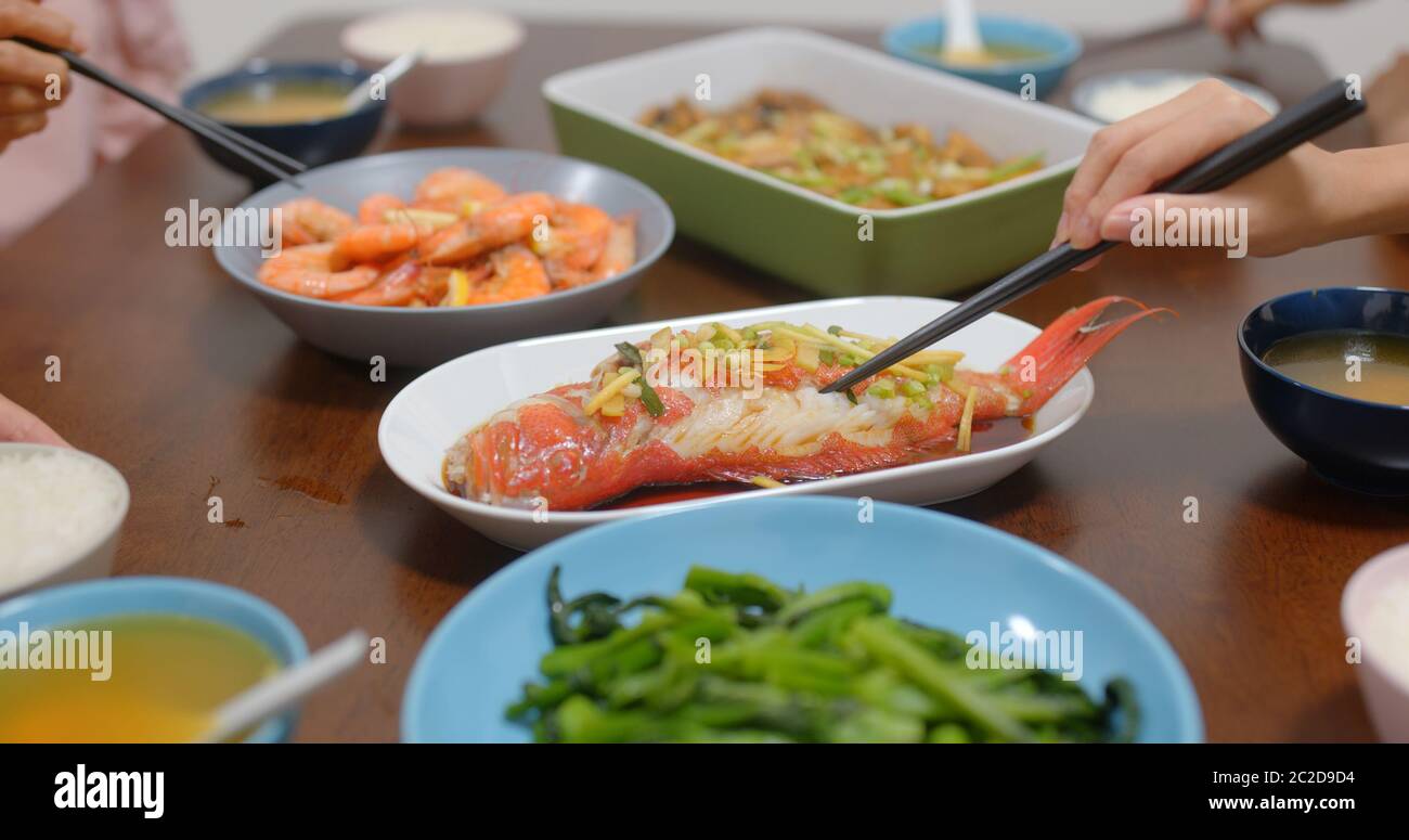 China family dinner fish hi-res stock photography and images - Alamy