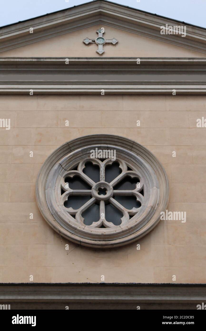Circle window with stone decoration on church facade Stock Photo - Alamy