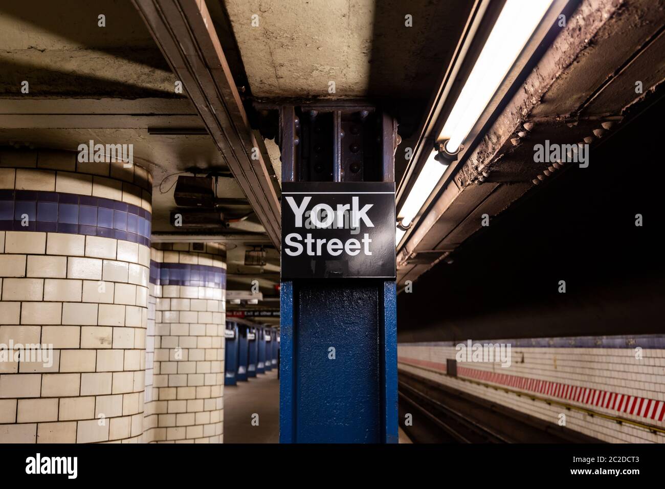Ny subway platform hi-res stock photography and images - Alamy