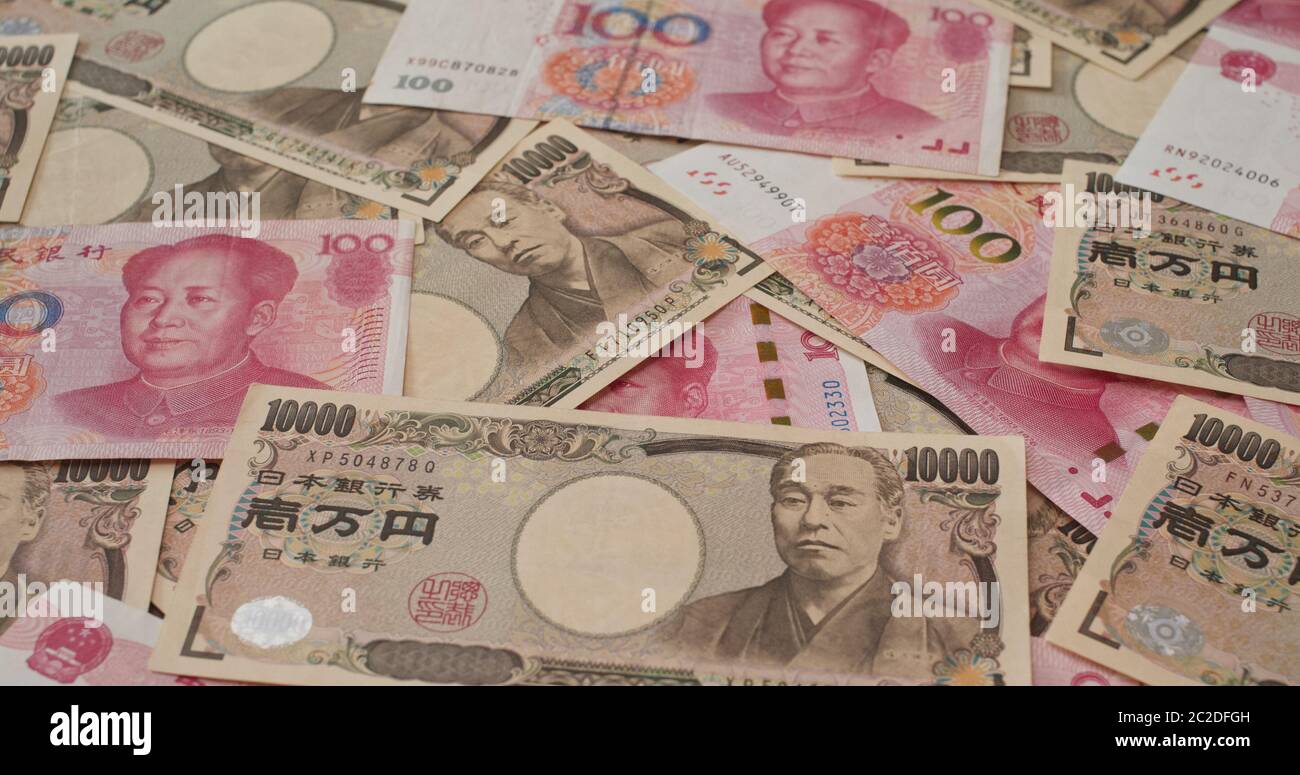 Stack of Chinese banknote and Japanese Yen Stock Photo - Alamy