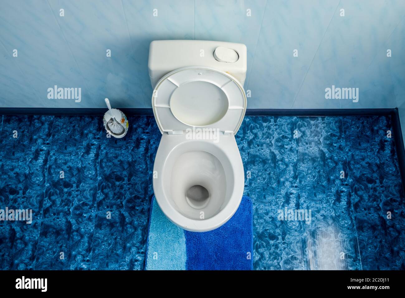White flush toilet side view hi-res stock photography and images - Alamy