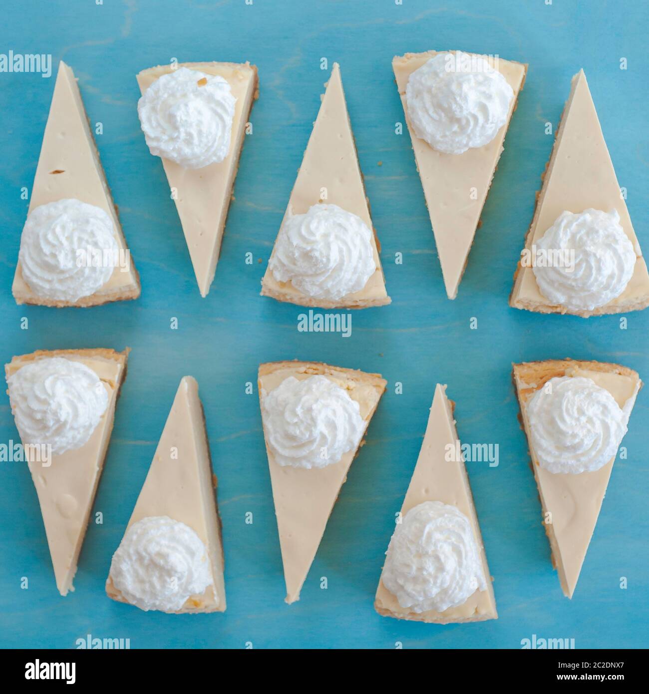 cheesecake pattern, servings of cheesecake on a blue background Stock ...