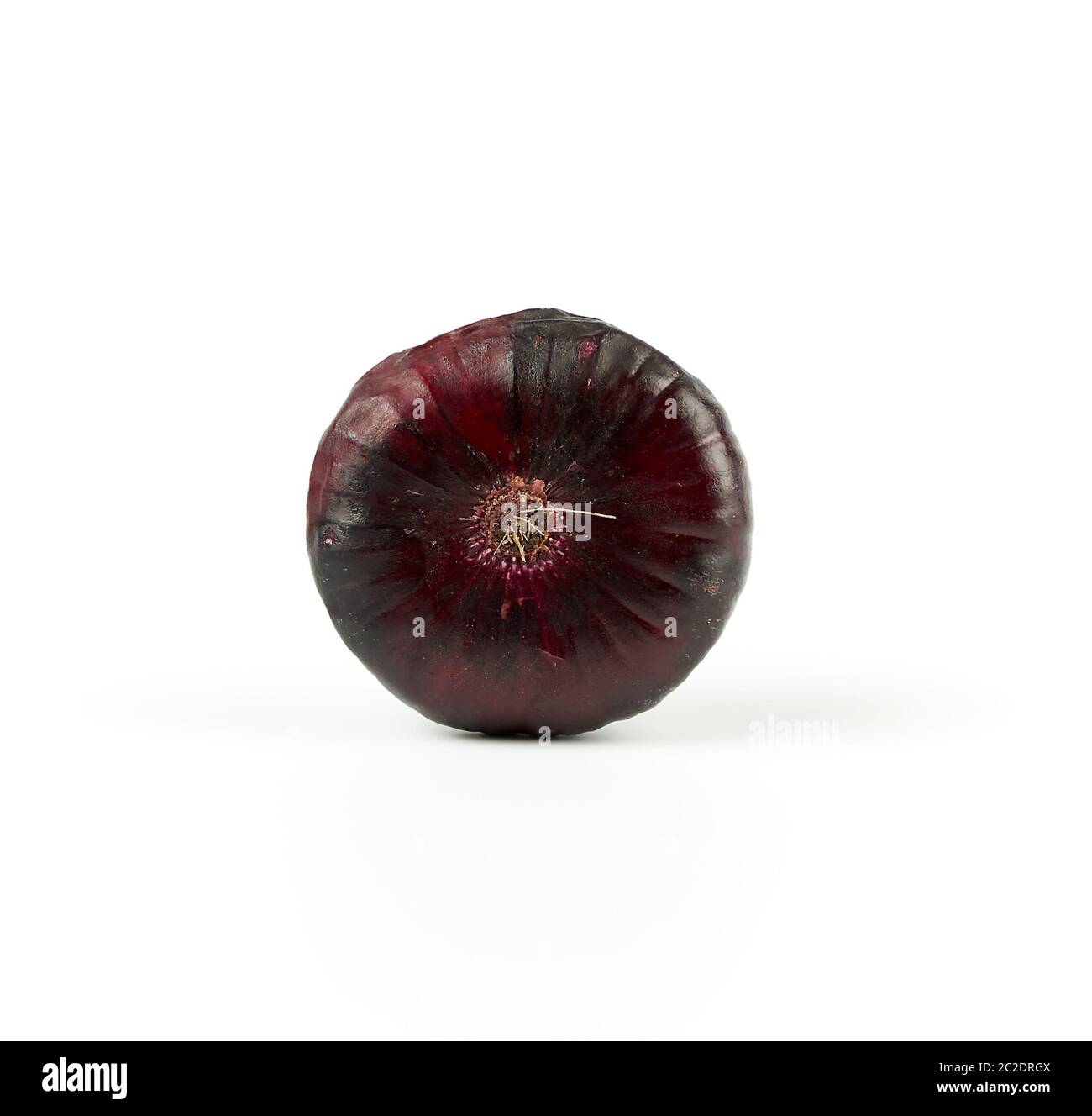 round purple onion in husk isolated on white background, close up Stock ...