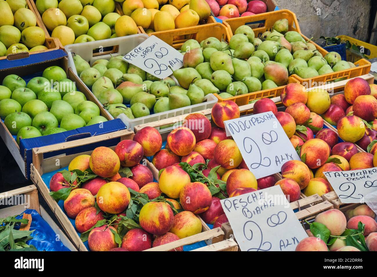 Supermarket in naples hi-res stock photography and images - Alamy