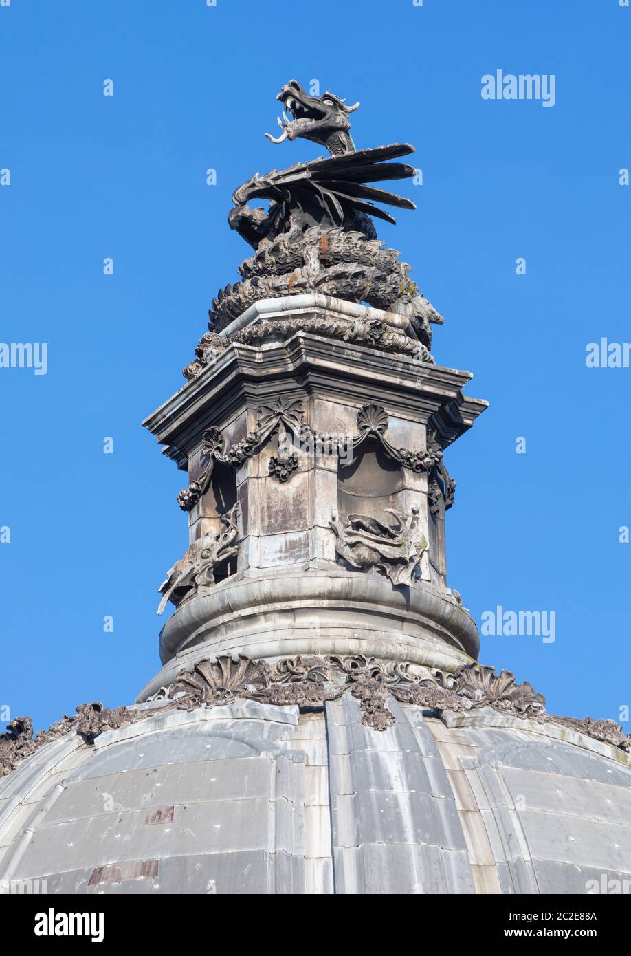 Dragon of wales statue hi-res stock photography and images - Alamy