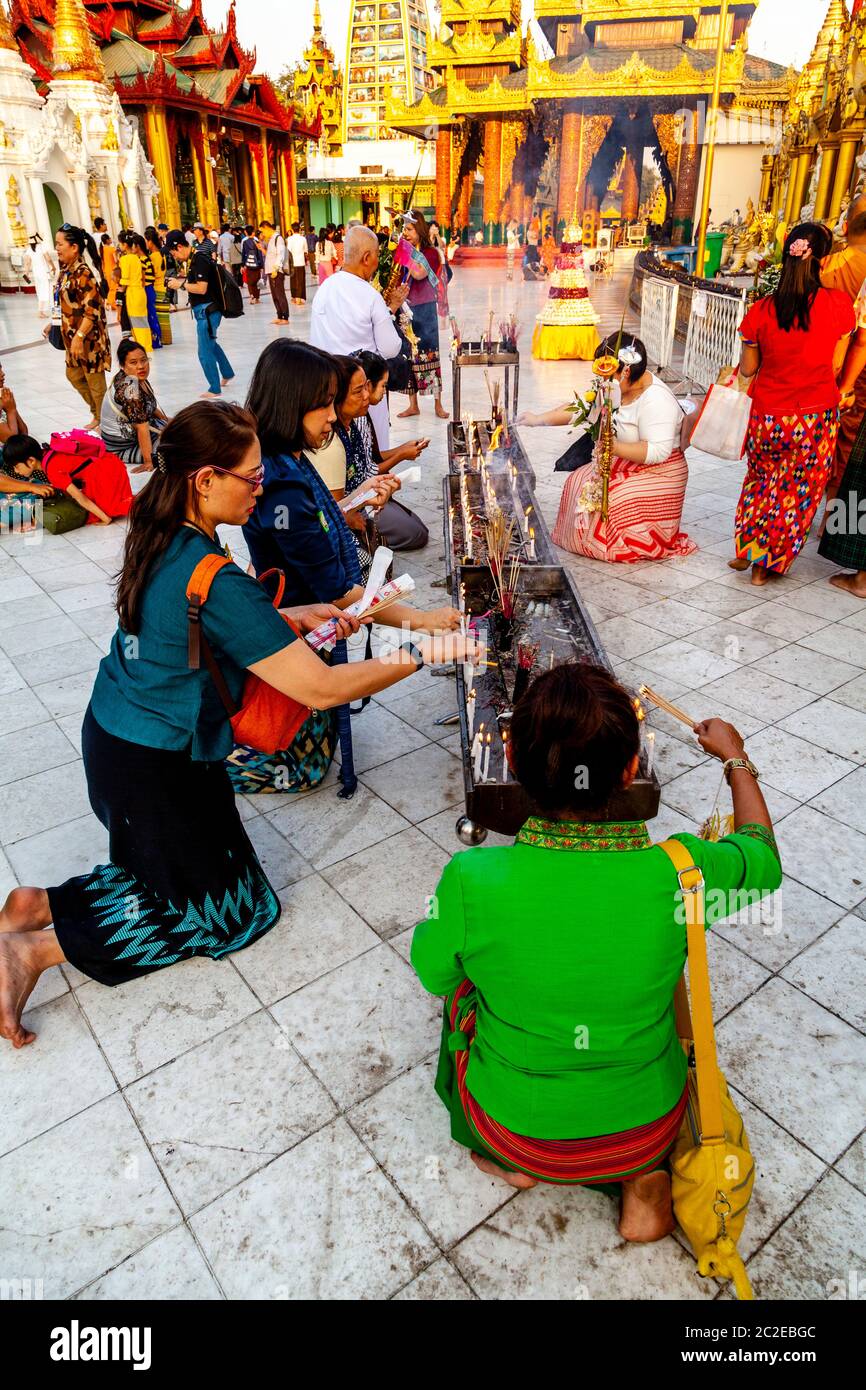 Burma rituals hi-res stock photography and images - Alamy
