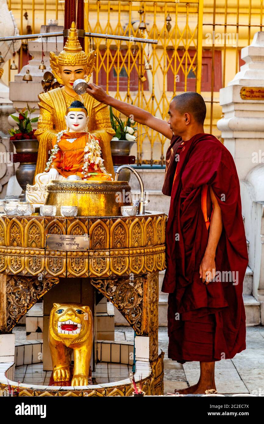Pouring water over buddha statues hi-res stock photography and images ...