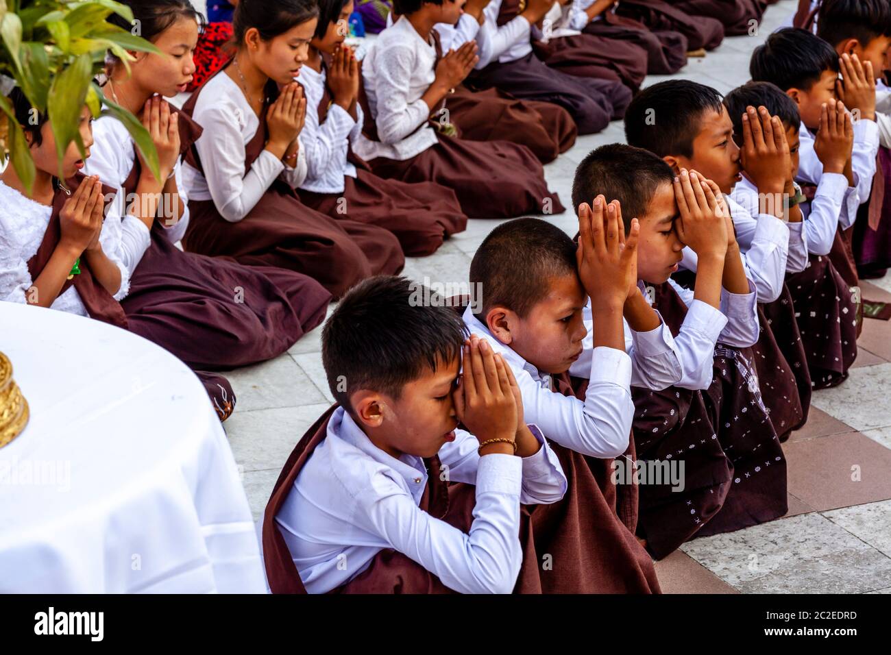 Group children praying hi-res stock photography and images - Alamy