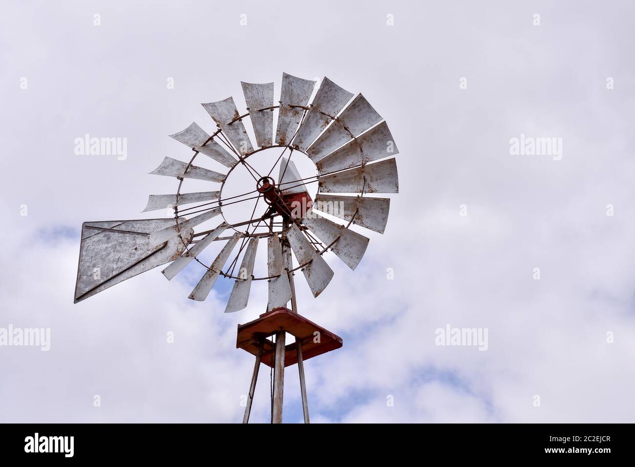 Photo Picture of a Classic Vintage Windmill Stock Photo - Alamy