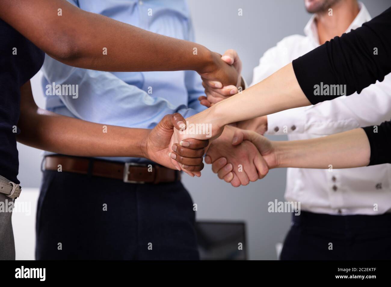 Hand shake afro business hands hi-res stock photography and images - Alamy