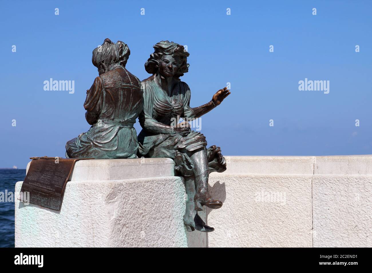 Beautiful woman statue italy hi-res stock photography and images - Alamy