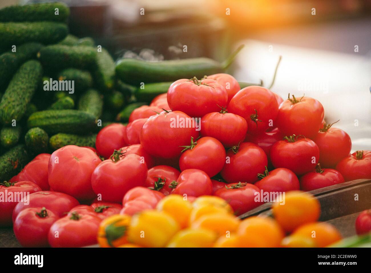 Fresh tomatoes at Farmers' market Stock Photo - Alamy