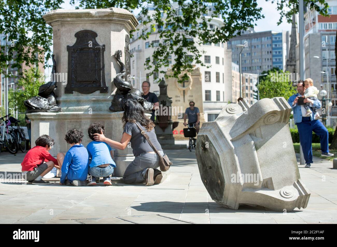 Statue of mother and children hi-res stock photography and images - Alamy