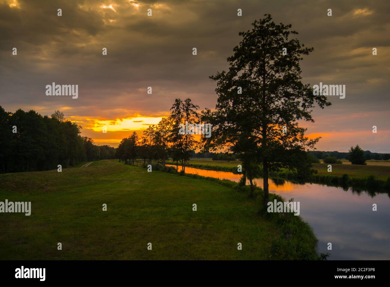 River natural light hi-res stock photography and images - Alamy