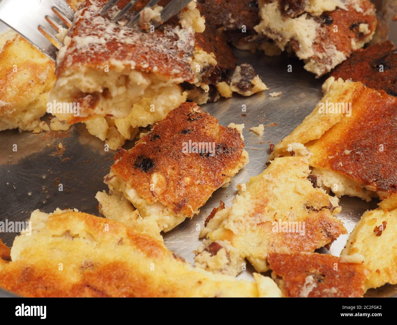 Austrian dessert, Kaiserschmarrn in a pan, traditional food concept ...