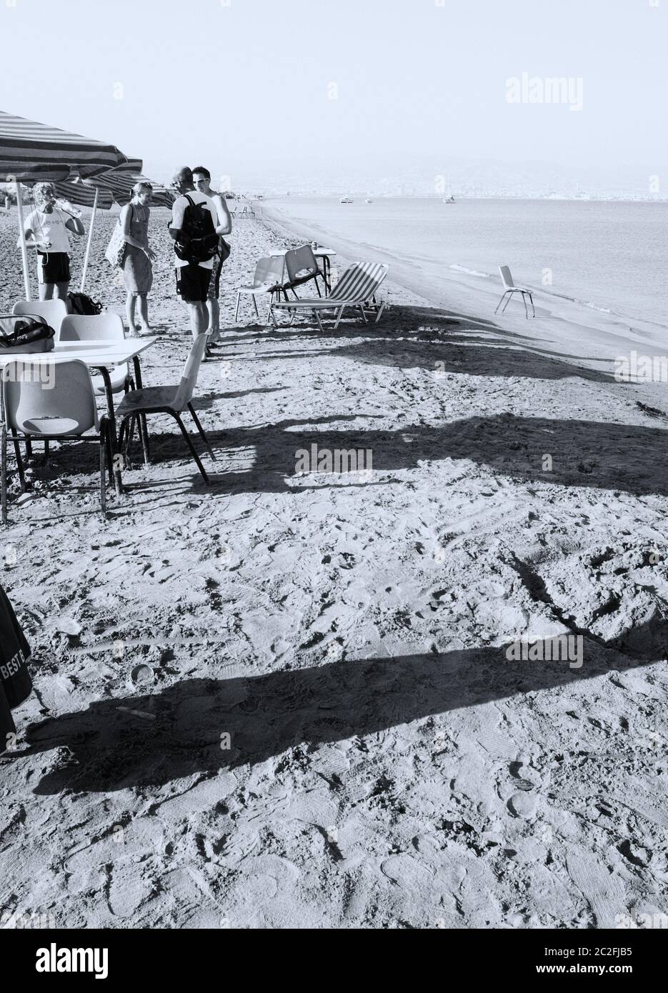 Family beach scene 1980s hi-res stock photography and images - Alamy