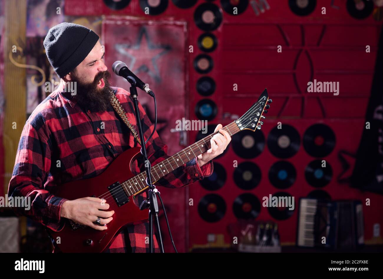Man shouting mic hi-res stock photography and images - Alamy