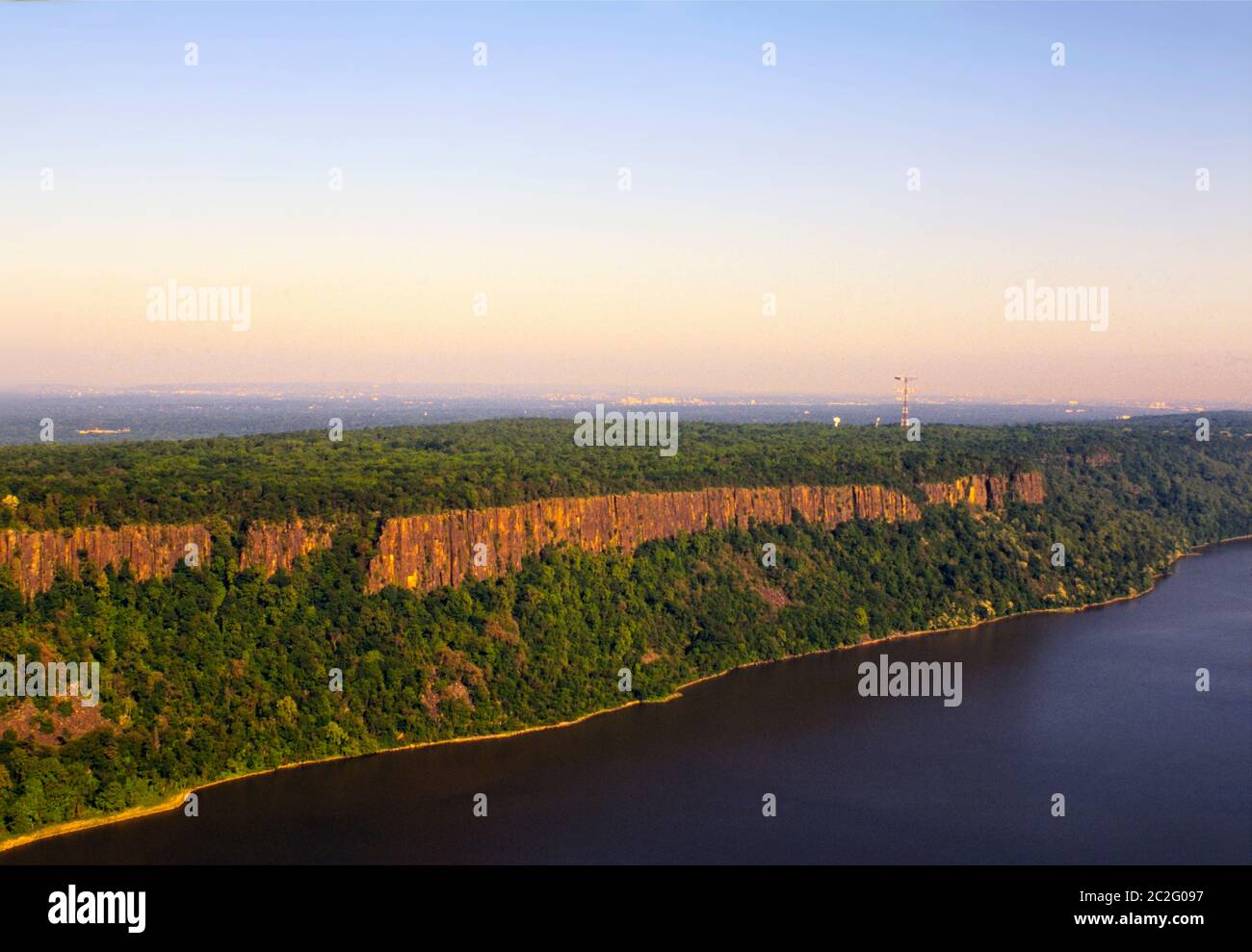 Palisades cliffs along the western shore of the Hudson River in New ...