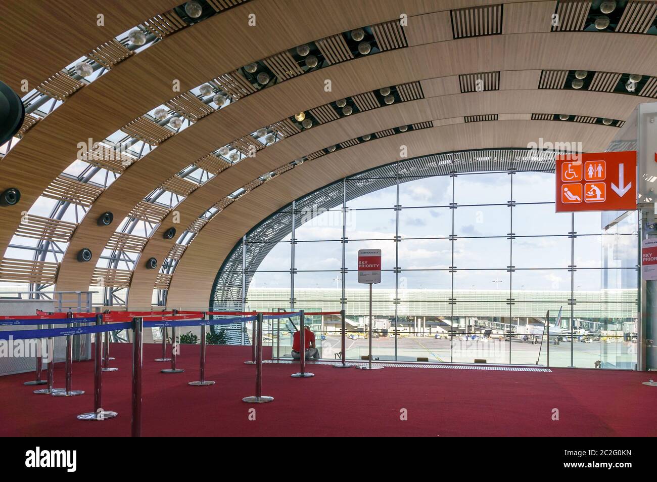 Charles de gaulle airport terminal 1 hi-res stock photography and ...
