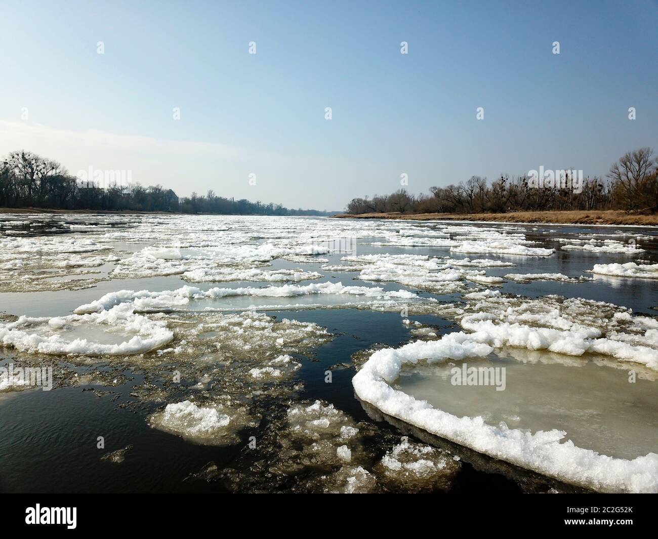 Ice floes on the Elbe obstruct the inland navigation Stock Photo - Alamy