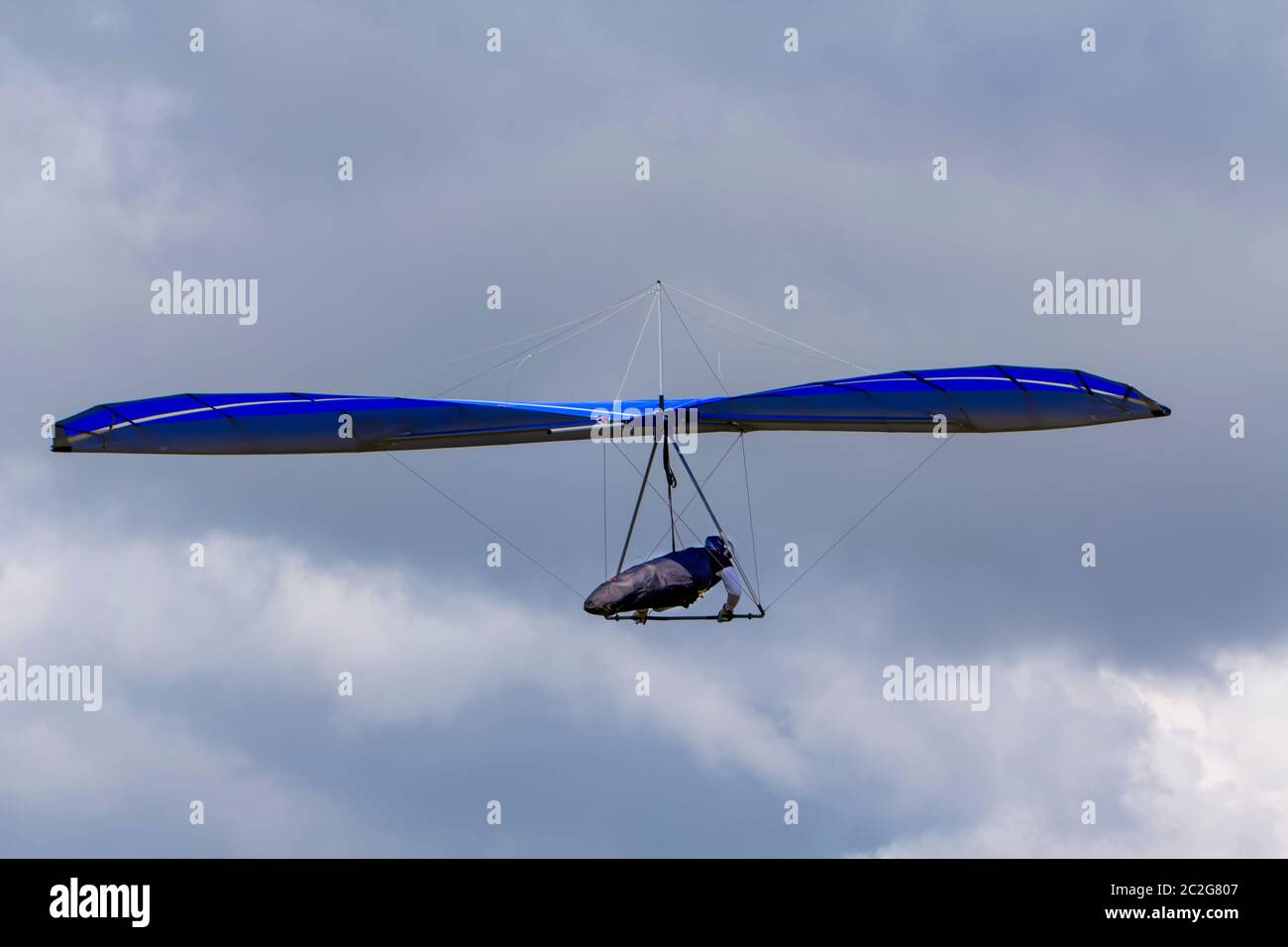 Flying hanglider hi-res stock photography and images - Alamy