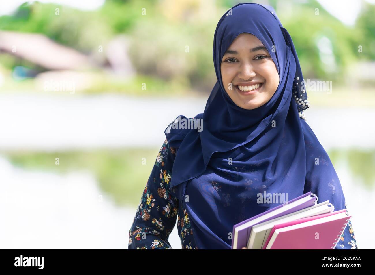 Muslim girl portrait student hi-res stock photography and images - Alamy
