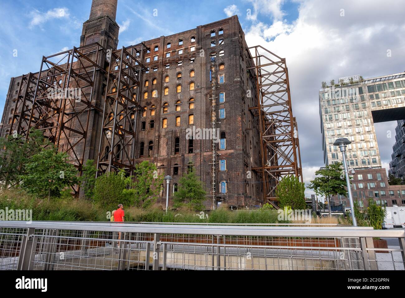 Domino Park in Williamsburg Brooklyn, Old sugar factory Stock Photo - Alamy