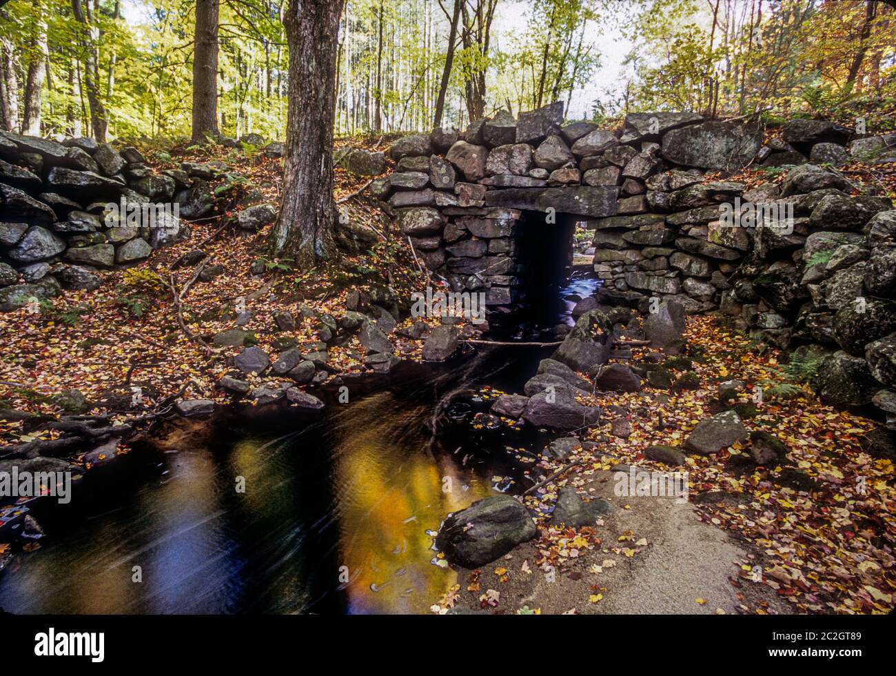 Rural country road with bridge hi-res stock photography and images - Alamy