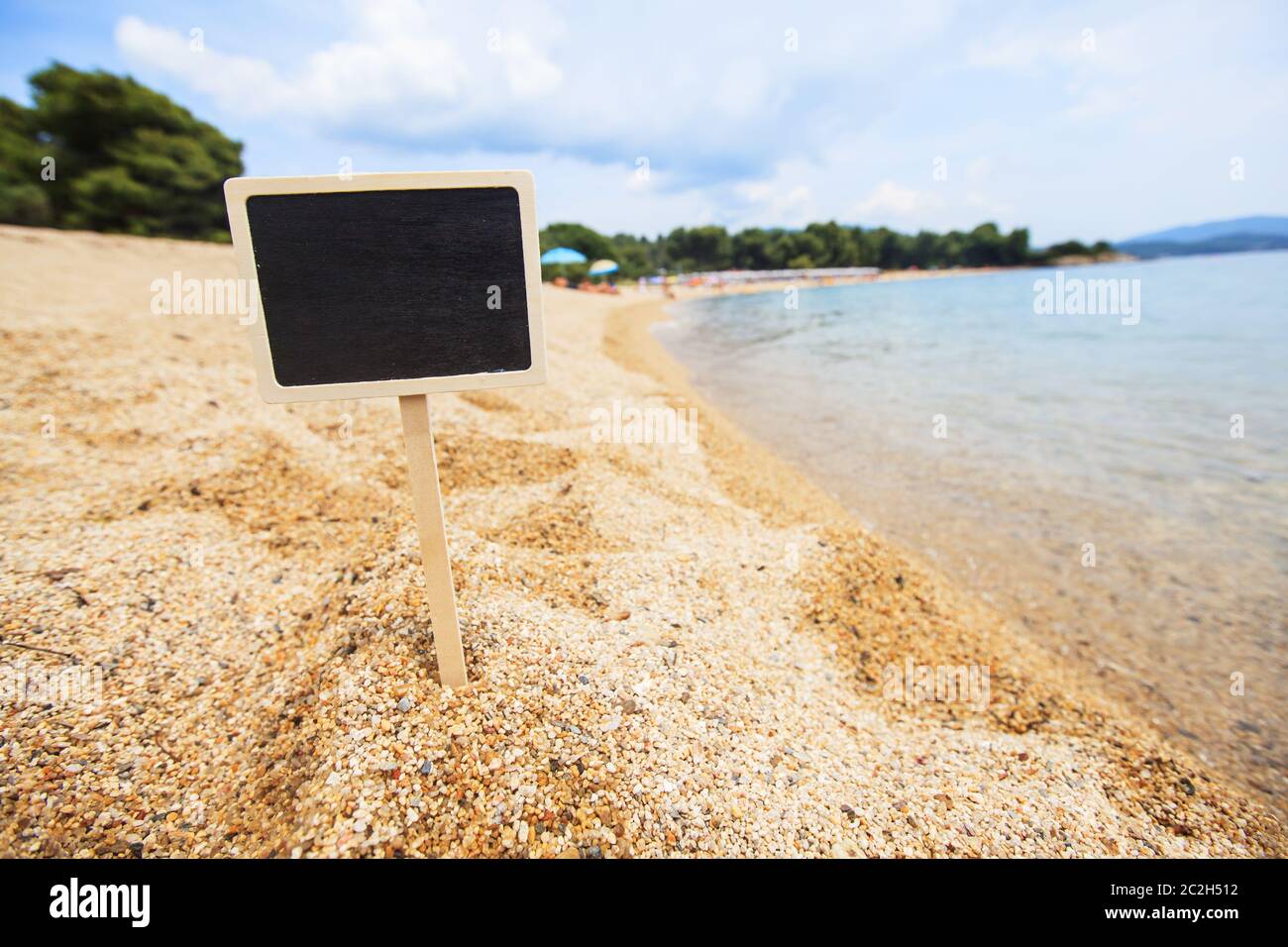 Summer vacation holiday concept. Empty wooden sign board for message on ...