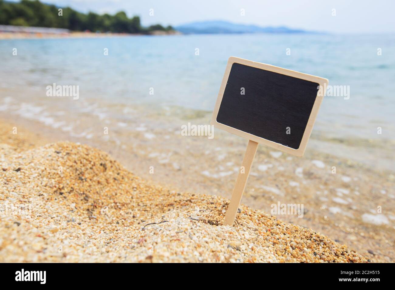 Summer vacation holiday concept. Empty wooden sign board for message on ...