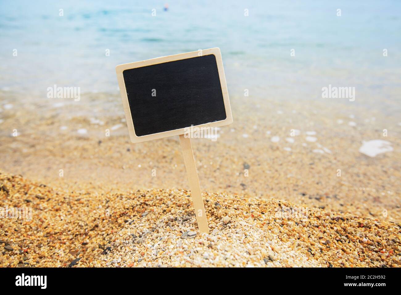 Summer vacation holiday concept. Empty wooden sign board for message on ...