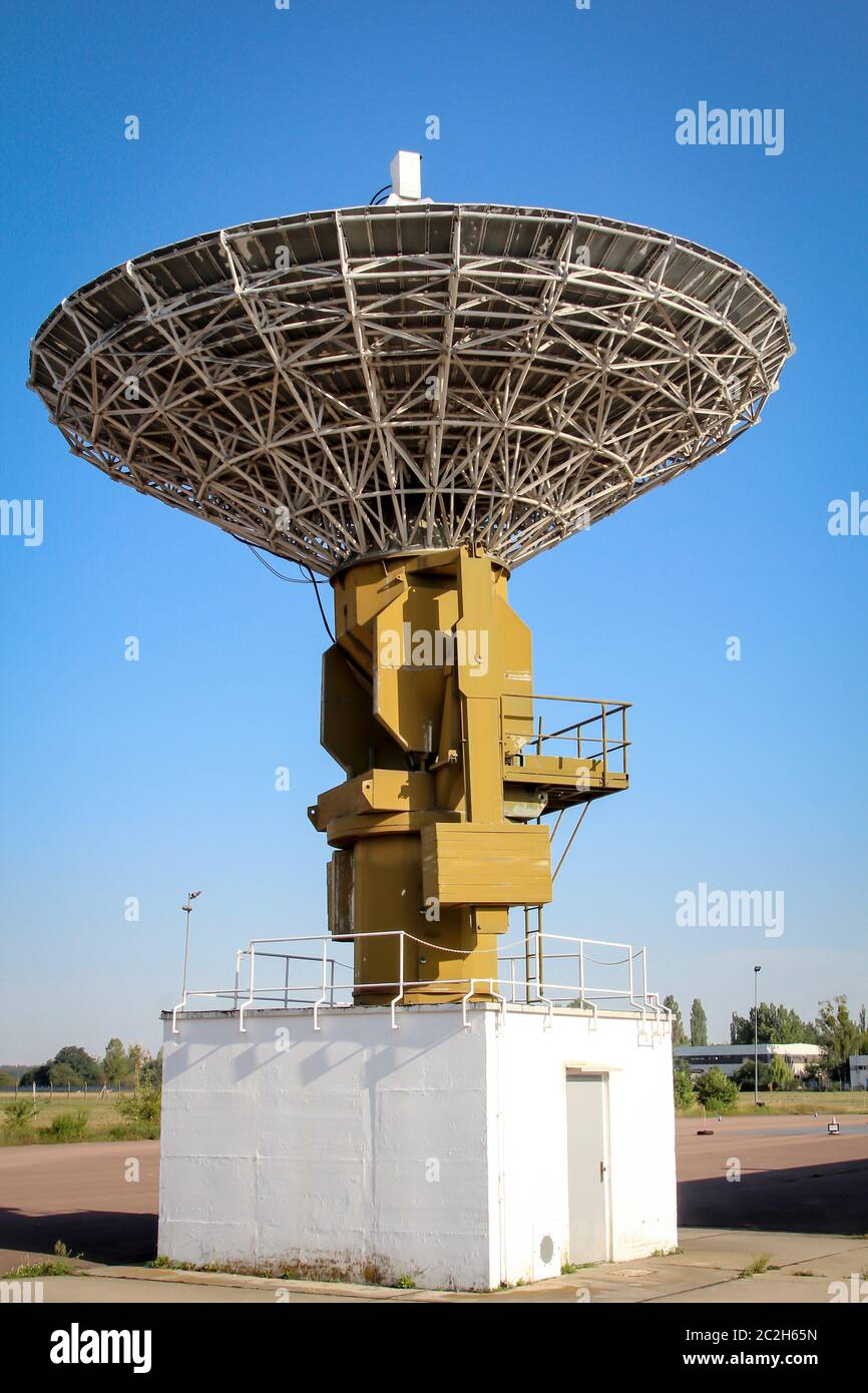 Traffic dish hi-res stock photography and images - Alamy