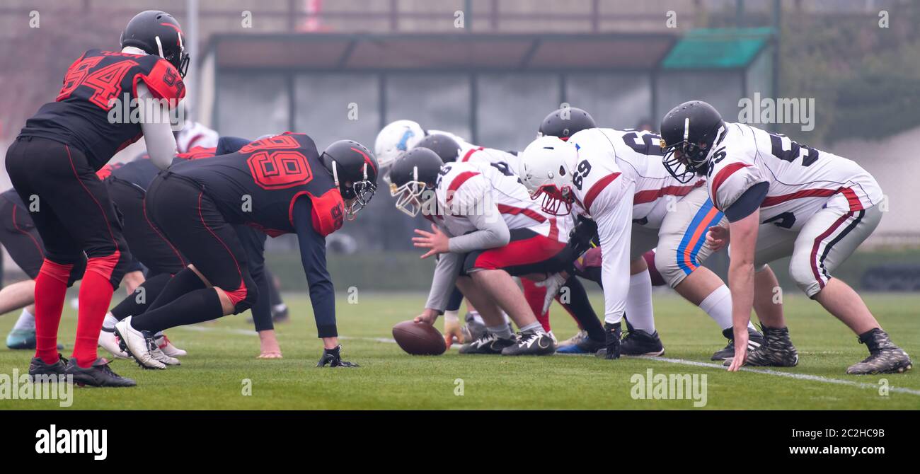 professional american football players ready to start Stock Photo - Alamy