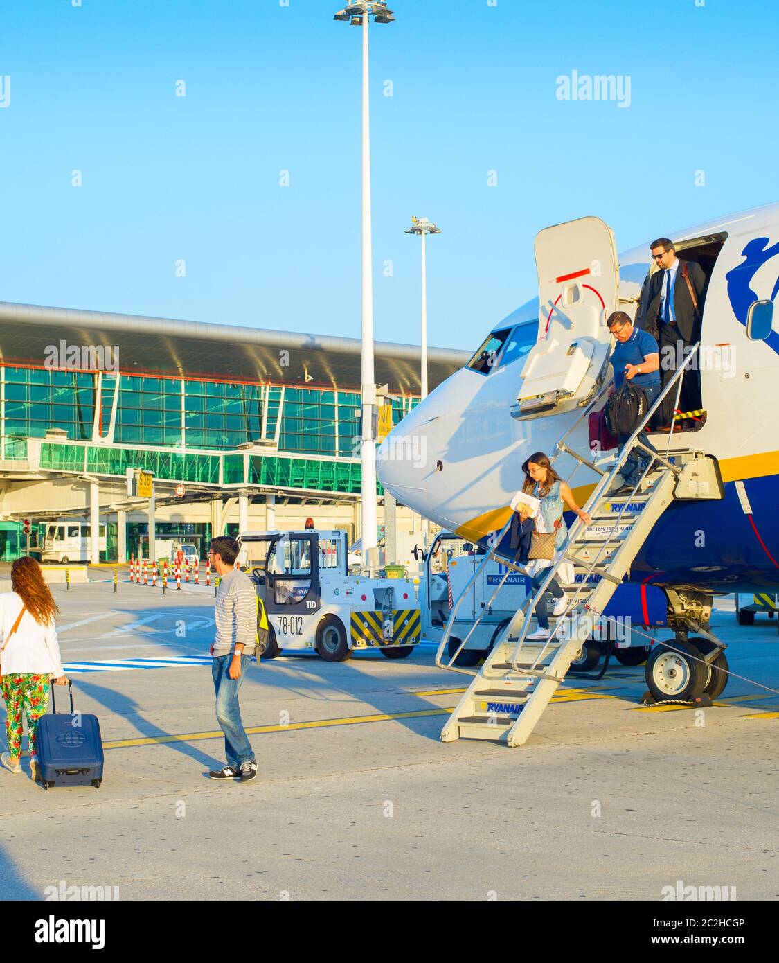 Passengers disembark an airplane hi-res stock photography and images ...