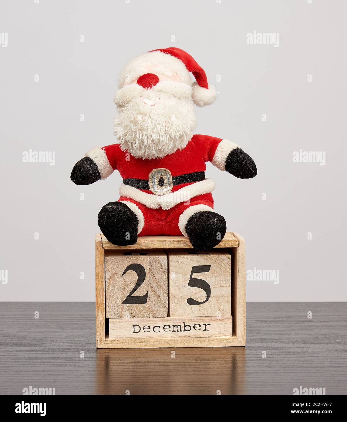 santa claus in red hat, table wooden calendar with the date december 25 ...