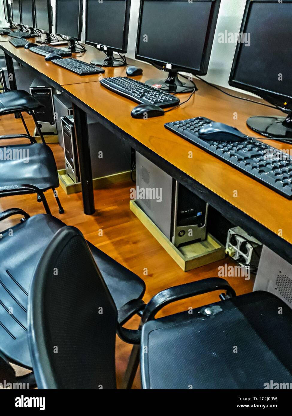 Empty classroom and computer hi-res stock photography and images - Alamy
