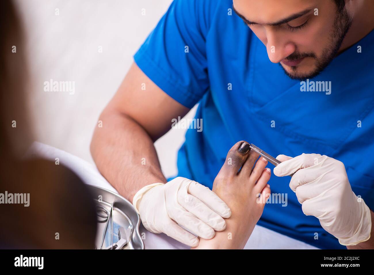 Finger injured woman visiting doctor traumatologist Stock Photo - Alamy