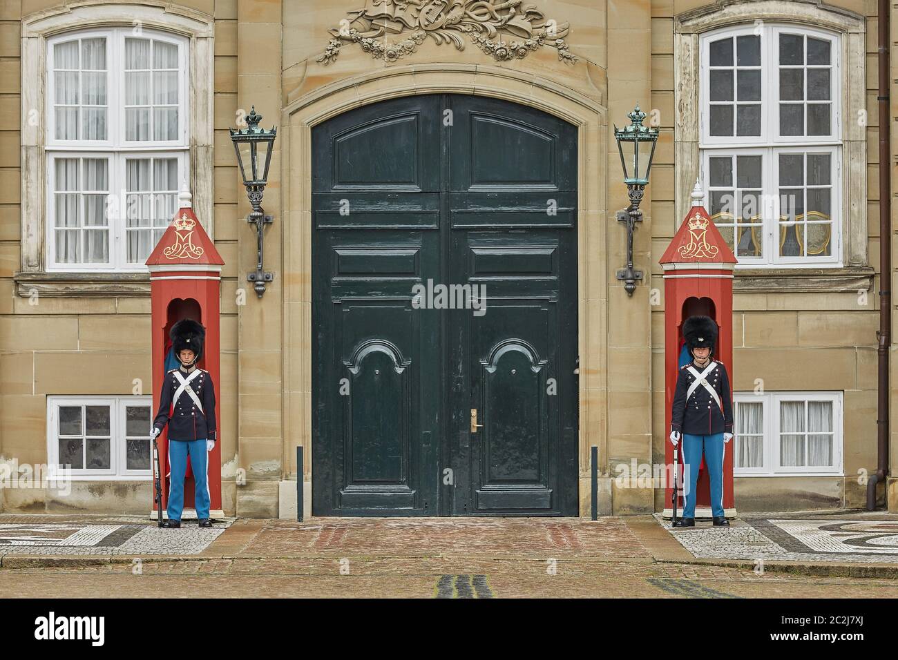 Traditional guard outside amalienborg hi-res stock photography and images - Alamy
