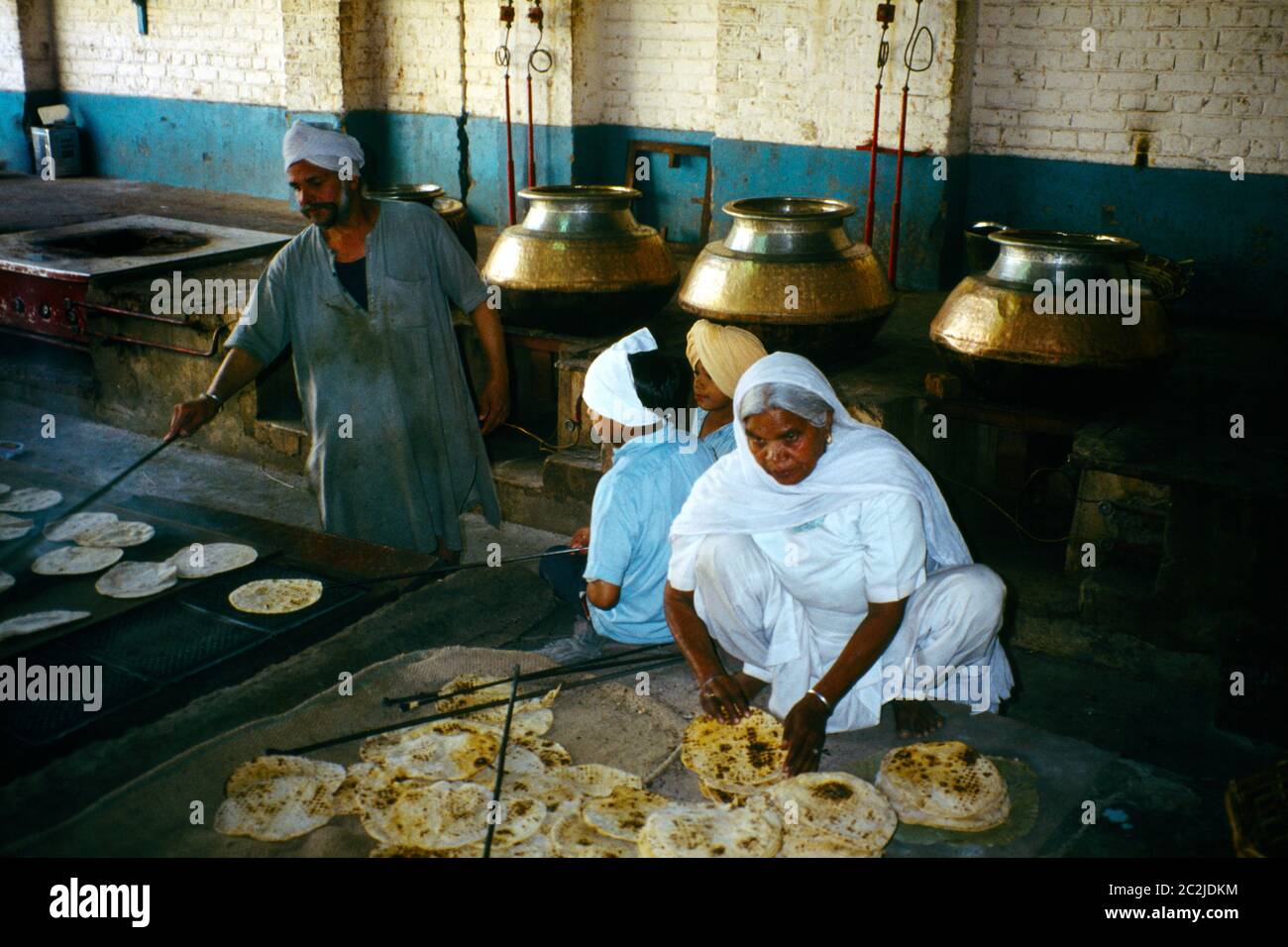 Delhi India Langar Gurus Kitchen Bangla Sahib making Flatbread Stock ...