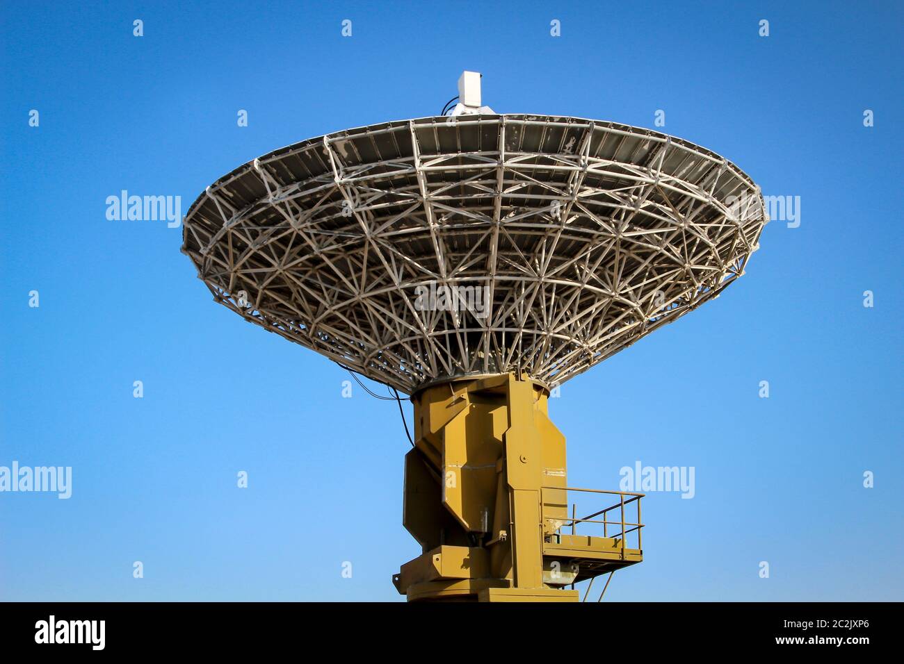 Radar dish hi-res stock photography and images - Alamy