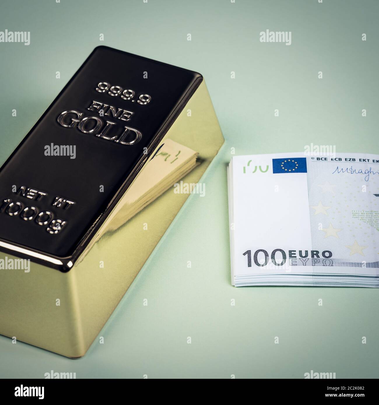 Currency notes and gold bar hi-res stock photography and images - Alamy