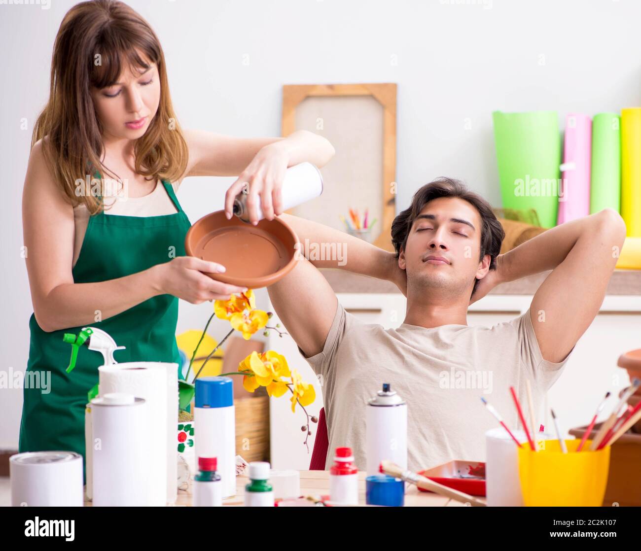 The couple decorating pots in workshop during class Stock Photo - Alamy