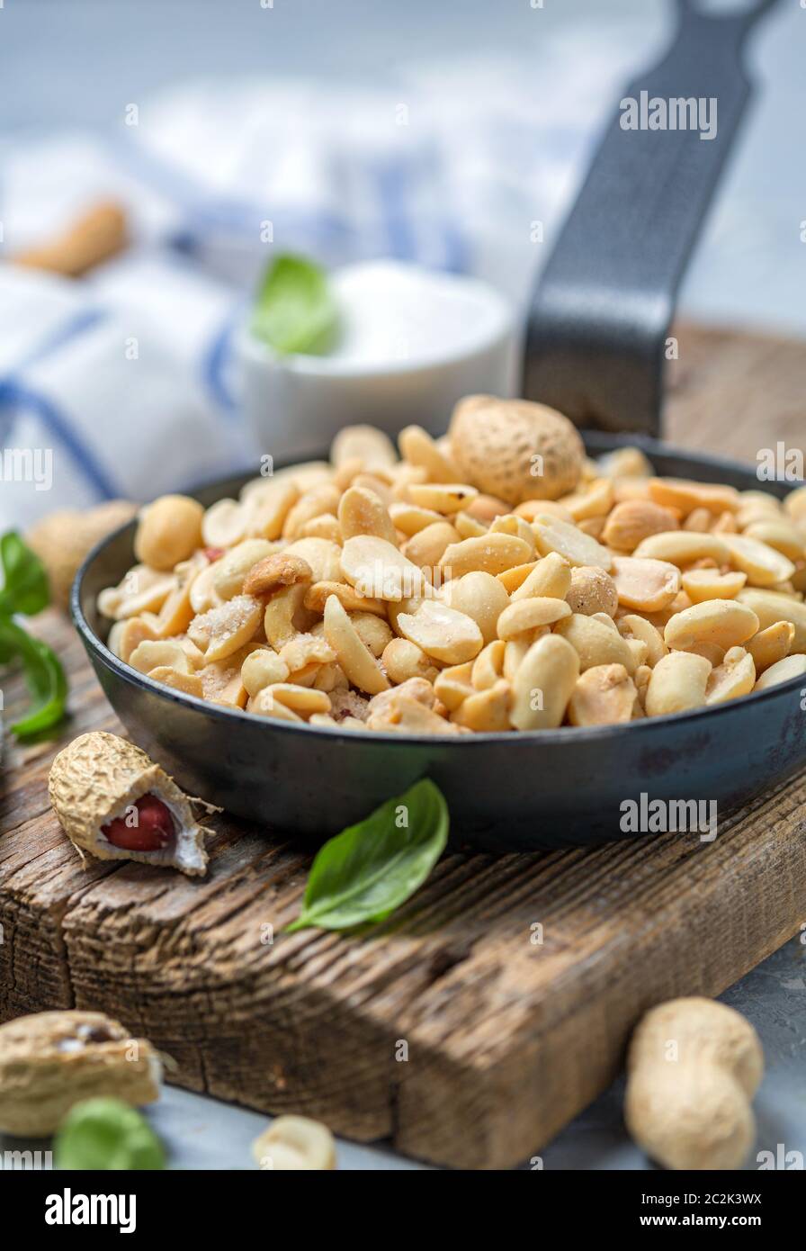 Roasted peanuts with salt in the pan Stock Photo - Alamy