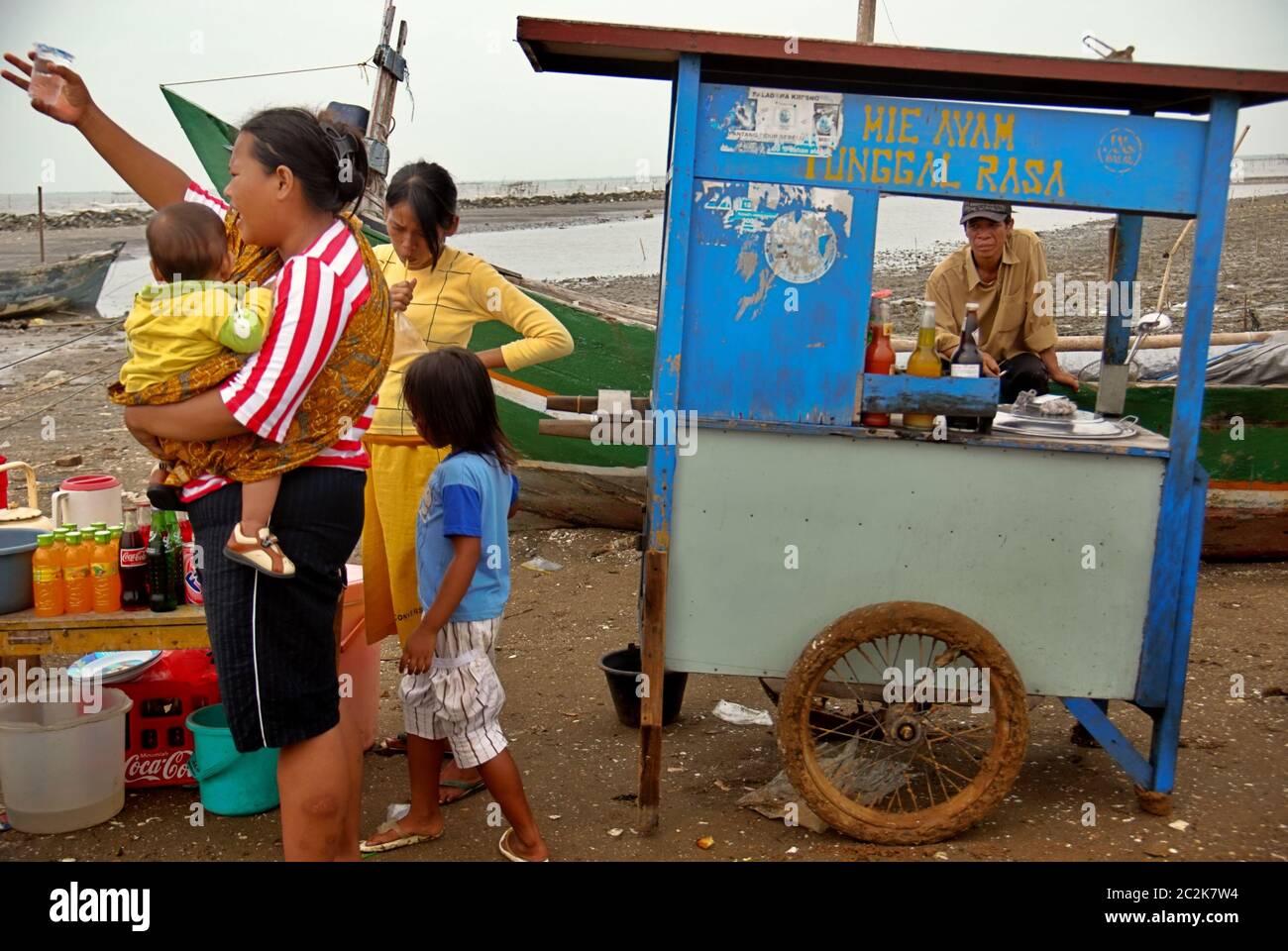 Local community and street food itinerant on the intertidal zone of ...