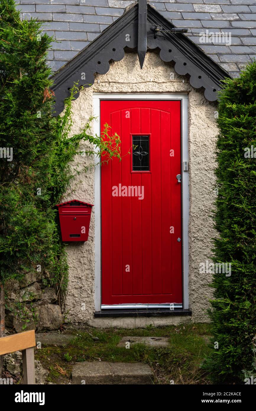 Red front door of a house in the UK Stock Photo - Alamy
