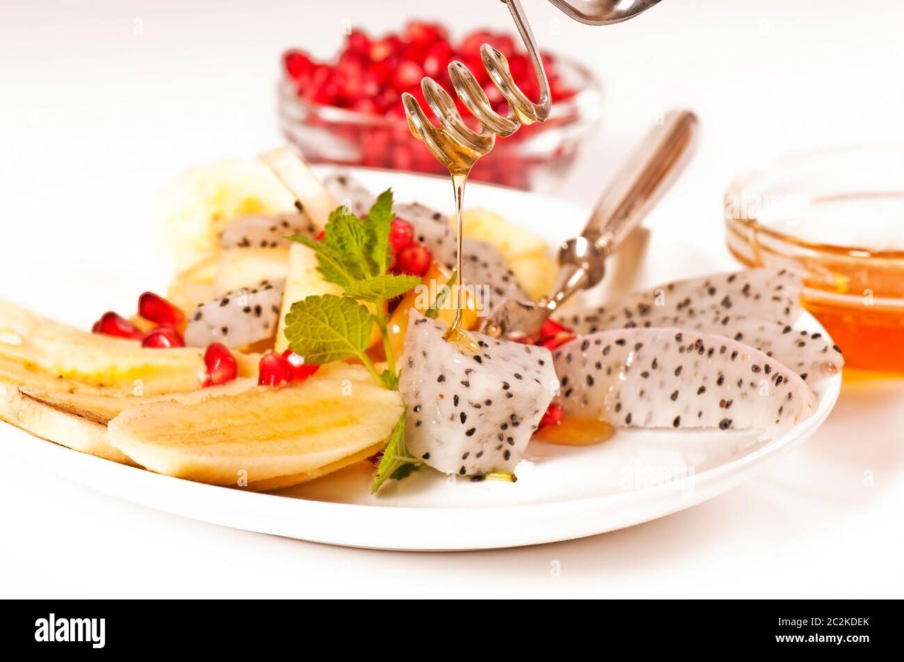 Obstsalat mit Honig Stock Photo - Alamy