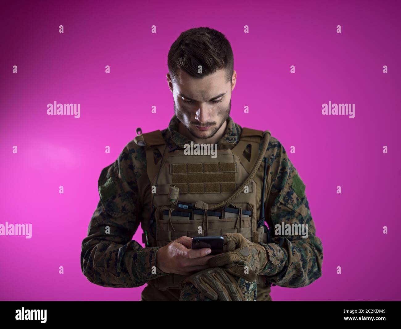 soldier using smartphone Stock Photo - Alamy