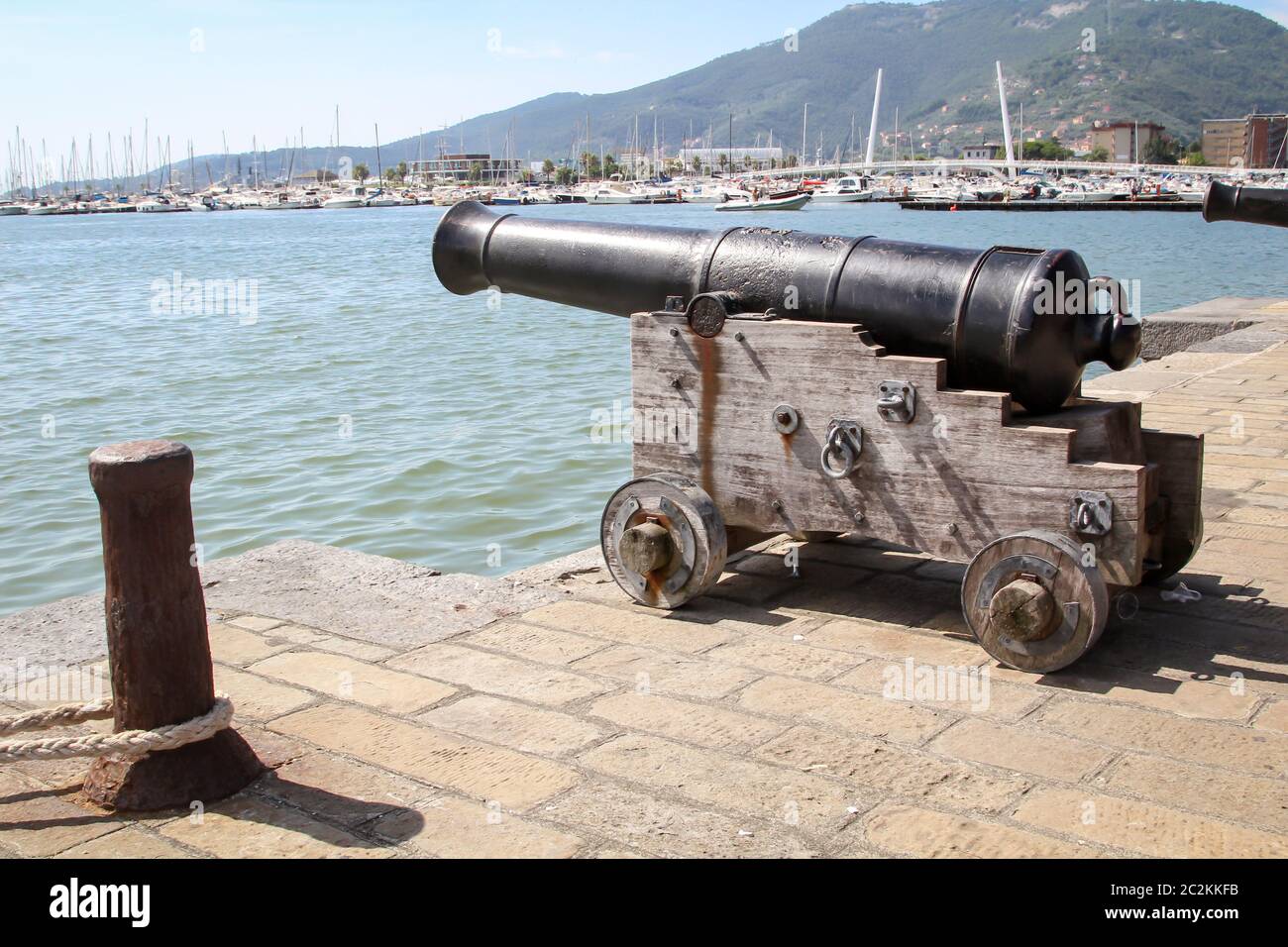Medieval siege cannon hi-res stock photography and images - Alamy